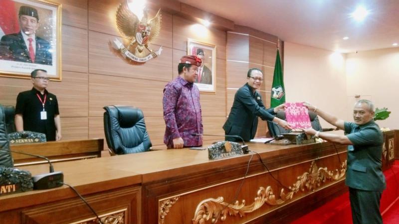 Fraksi DPRD Bangli Sampaikan Pandangan Umum terhadap Empat Ranperda ... Fraksi DPRD Bangli Sampaikan Pandangan Umum terhadap Empat Ranperda ...